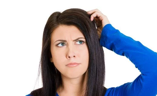 Prurito in testa: cause, sintomi e rimedi per farlo passare
